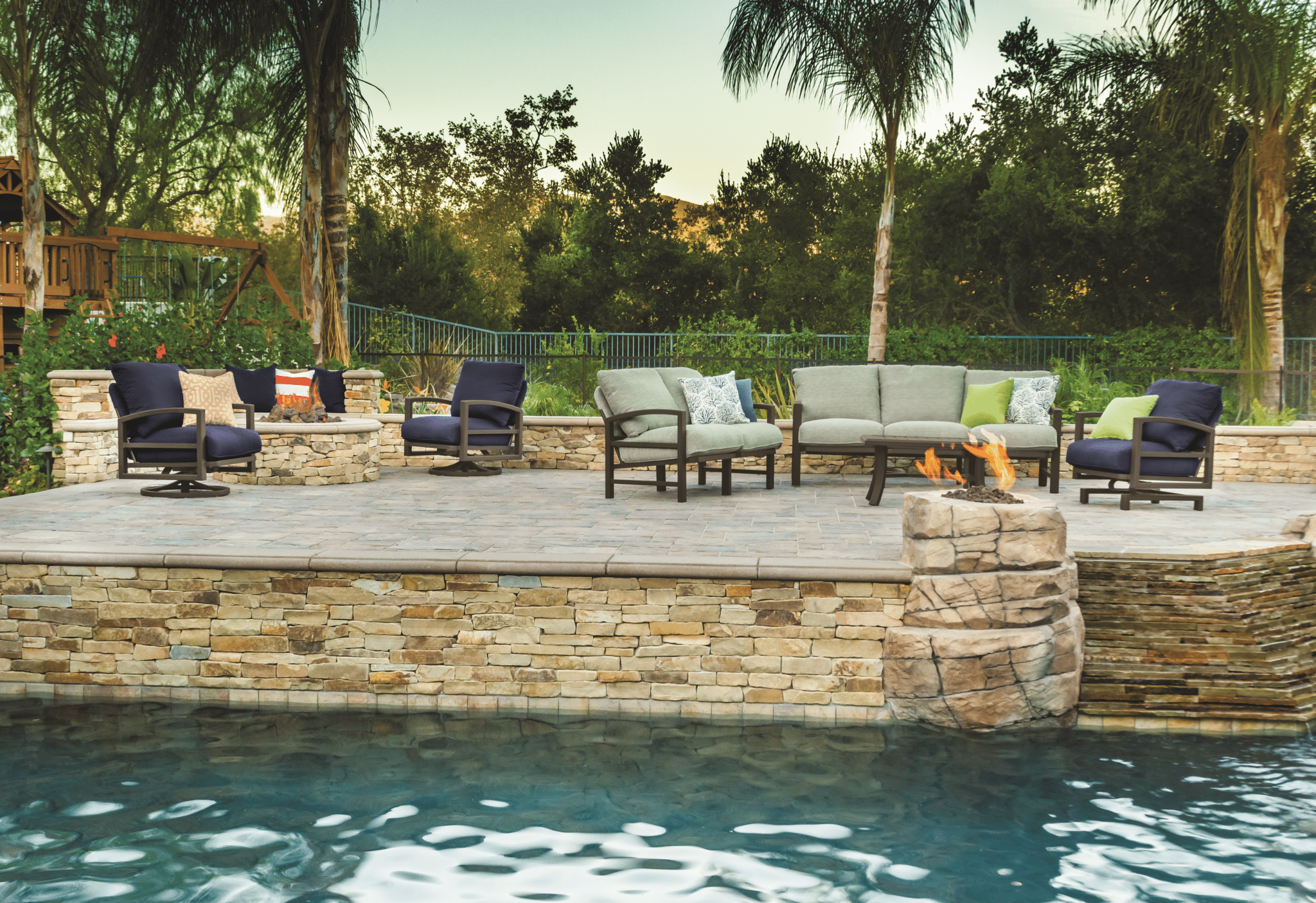 Tropitone Lakeside Collection: Luxurious Outdoor Dining & Chaises